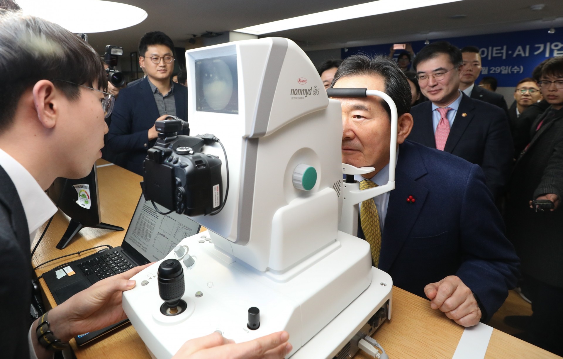 Korean Prime Minister Chung Sye-kyun got hands-on experience of VUNO ...